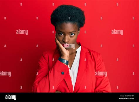 Jeune Fille Afro Américaine Portant Des Vêtements Daffaires Pensant