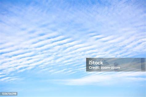 Awan Bergelombang Di Langit Biru Foto Stok Unduh Gambar Sekarang