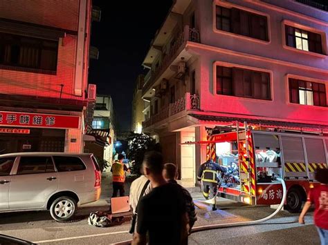 金門無人古厝暗夜大火 窄巷難進警消急拉120公尺水線搶救 社會 中時