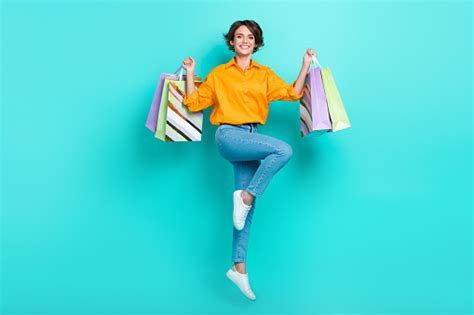 매력적인 만족 숙녀 홀드 가방 기쁨 새 컬렉션 세련된 옷 복장 고립 청록색 배경에 격리 된 전체 길이 사진 25 29세에 대한