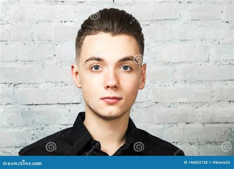 Junger Wei Er Kerl Mit Einer Pompadourfrisur Gekleidet Im Schwarzen Hemd Mit Einem Ernsten