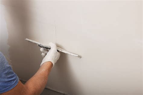 실내에서 퍼티 나이프가 있는 벽을 석고로 칠하는 작업자 클로즈업 텍스트를 위한 공간 건설 산업에 대한 스톡 사진 및 기타 이미지 건설 산업 건설업자 건축물 Istock