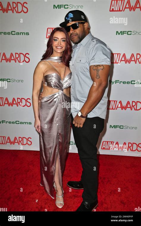 Las Vegas Nv Usa January 28 2024 Adult Entertainment Stars Linzee Rider And Big Tre On The