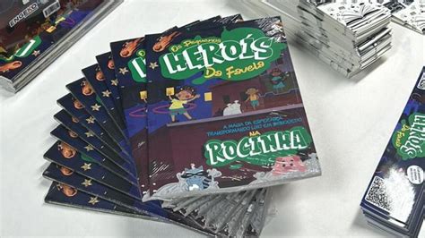 Sessão de autógrafos reúne jovens autores da Rocinha Folha do Leste