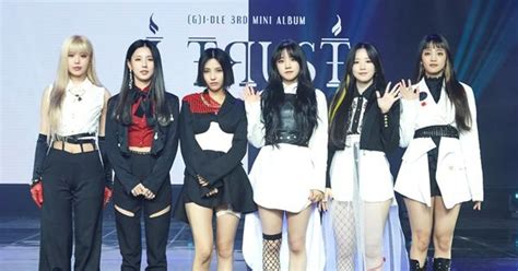 St포토 포즈 취하는 여자아이들