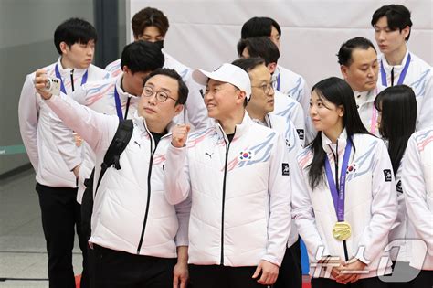 기념촬영하는 여자컬링 김민지 뉴스1