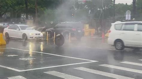 驚 高雄人孔蓋突冒白煙 下秒噴出砸中路過汽車 民視新聞網 Line Today