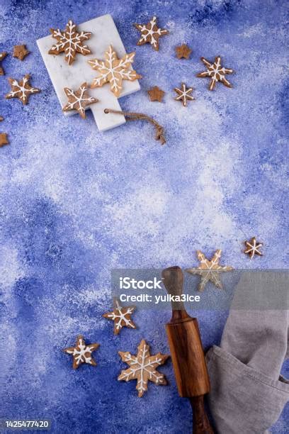 Kue Roti Jahe Natal Dalam Bentuk Kepingan Salju Foto Stok Unduh
