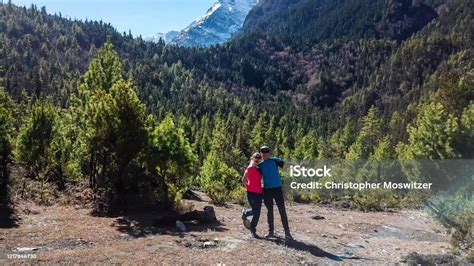 Ghermu 트레일에 서서 사진을 찍기 위해 포즈를 취하는 커플 2명에 대한 스톡 사진 및 기타 이미지 2명 고요한 장면 기도하기 Istock