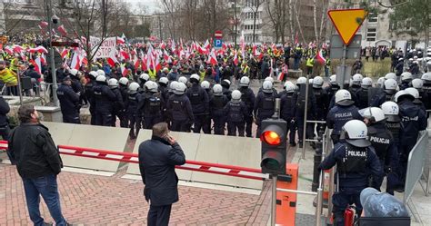 Protest rolników Starcia przed Sejmem Jest pilny komunikat policji