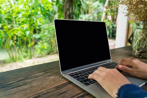 리조트 룸 배경에서 휴가 일에 공부하기 위해 노트북을 사용하는 여성 개념에 대한 스톡 사진 및 기타 이미지 개념 개념과 주제 관광 리조트 Istock