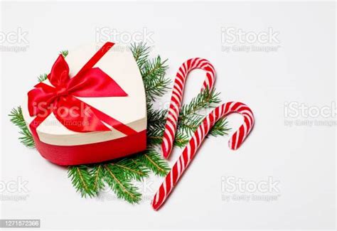 선물 사탕 지팡이 녹색 가문비 나무 가지가있는 크리스마스 카드 공간을 복사합니다 축제 컨셉 0명에 대한 스톡 사진 및 기타 이미지 Istock