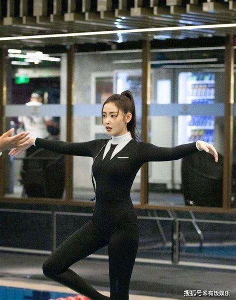 女星劲爆身材不展示，热巴泳衣平平张天爱无爆点，看到lisa我泳装