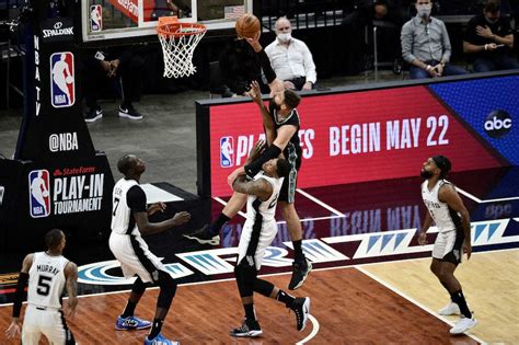 スパーズのゲイをかわしてシュートに持ち込むグリズリーズのバランチューナス（ap） ― スポニチ Sponichi Annex スポーツ