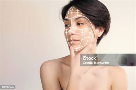 아시아 여자 얼굴 수술 마크 또는 마사지 라인 안티 에이징 치료 개념 미용사에 대한 스톡 사진 및 기타 이미지 미용사 한 명의 여자만 가꿔주기 Istock
