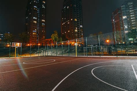 빨간 포장 현대 새로운 농구 그물과 배경에 렌즈 플레어 조명된 농구 놀이터 농구 팀 스포츠에 대한 스톡 사진 및 기타 이미지