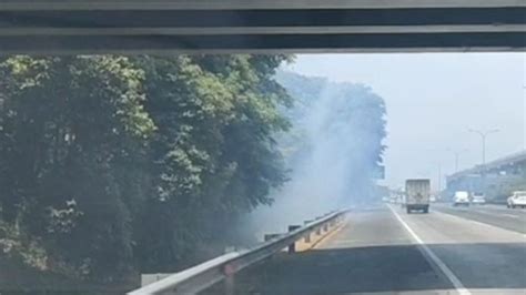 Akibat Bakaran Sampah Lahan Kosong Di Pinggir Tol Cipayung Terbakar