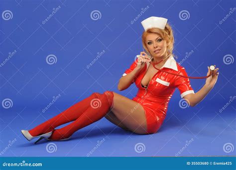 Mujer Sexual En Traje De La Enfermera Con Backgroundsto Del Azul Del