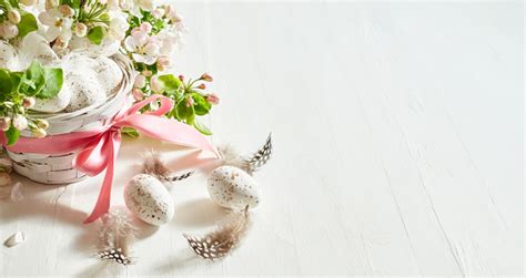 밝은 배경에 바구니에 봄 꽃과 부활절 달걀이 있는 휴일 구성 복사 공간이 있는 행복한 부활절 개념 고리 세공에 대한 스톡 사진