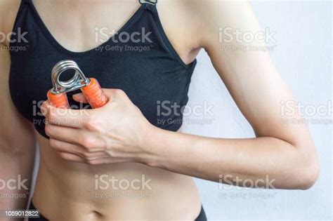 자른된 샷 보기 여자의 흰색 벽 배경과 운동에 대 한 손 그립 악력기에 대한 스톡 사진 및 기타 이미지 악력기 운동