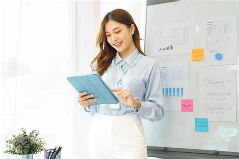 Conceito de negócio bem sucedido empresária sorrindo e usando tablet
