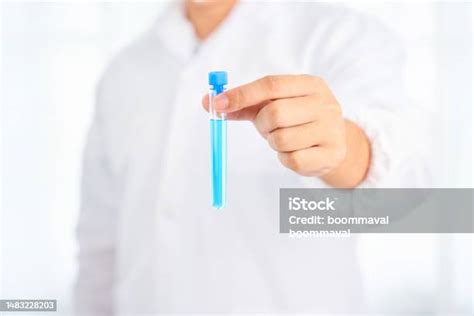 하얀 바탕에 파란 액체를 가진 과학 연구 생물학을 가진 아시아 과학자 Stem 주제에 대한 스톡 사진 및 기타 이미지