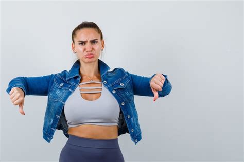 엄지손가락을 아래로 보여주는 예쁜 여자 무료 사진