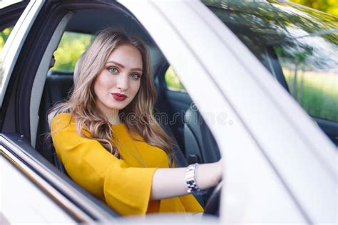Une Jeune Belle Fille Conduit Une Voiture Photo Stock Image Du