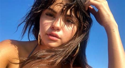 Selena Gomez In Bikini Su Instagram La Fan La Critica Sei Grassa