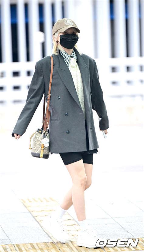 여자아이들 우기 출국 시선 사로잡는 스타일링