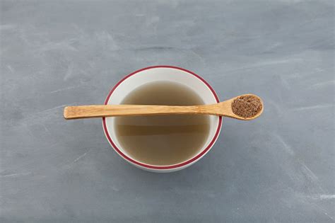 천연 우유 엉 겅 퀴 분말 또는 회색 배경에 실리 붐 마리아눔 추출물에서 만든 허브 차 건강한 음료는 건강한 간 기능을