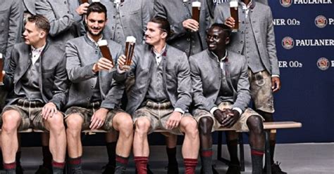 이걸 참네옥토버페스트 기념 사진에 맥주잔 들지 않은 마네 화제