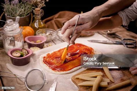 엄마와 딸 집에서 만든 피자를 확인합니다 집에서 만든 파이 고 요리 전통적인 지중해 요리 날것에 대한 스톡 사진 및 기타 이미지 Istock