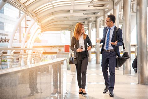 그룹 다양성 파트너 비즈니스 미팅 사업가와 Womamn이 함께 이야기하는 현대 도시 아시아 팀워크 협력 팀 워크 협력 팀 회의 커뮤니케이션 컨셉과 함께 일하는 비즈니스