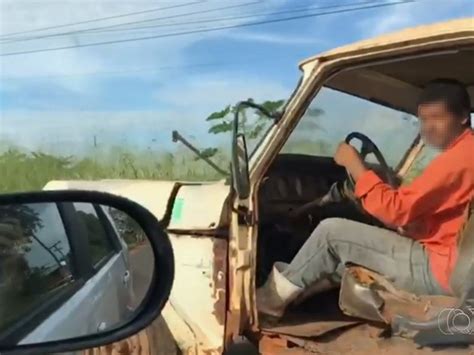 G Homem é flagrado dirigindo sem cinto em caminhonete sem porta vídeo notícias em Trânsito GO