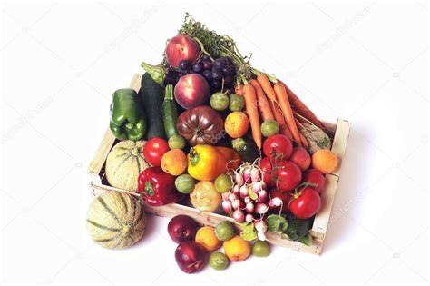 Cajas De Frutas Y Verduras Sobre Fondo Blanco En El Estudio 2024