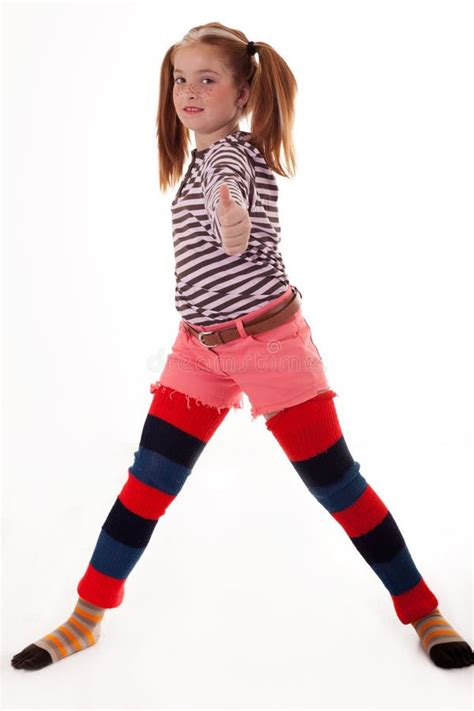 Portrait De Petite Fille Rousse Avec Des Taches De Rousseur Et Un Chapeau De Paille Photo Stock