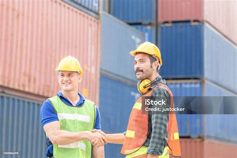 工程師和工頭工人與模糊的建築工地握手 成功和團隊合作概念 照片檔及更多 人 照片 人 人手 人體部分 Istock