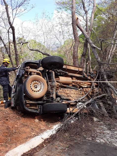 Dois homens ficam presos às ferragens depois de carro bater em árvore e