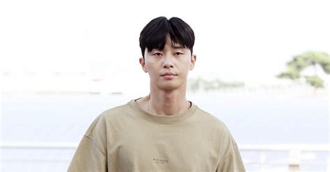 포토 박서준 센스있는 톤 온 톤 패션