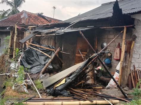 12 Kecamatan Di Bogor Porak Poranda Akibat Hujan Es Dan Angin Puting