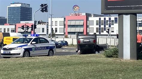 Automobil se prevrnuo na krov Saobraćajna nesreća na Novom Beogradu Blic