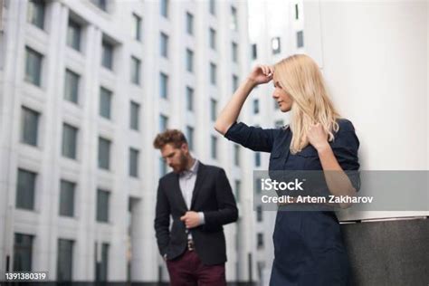 남자와 여자 사이의 갈등 화가 난 남자 친구와 슬픈 여자 친구 논쟁 후 걱정하는 부부 이혼에 대한 스톡 사진 및 기타 이미지 이혼 20 24세 25 29세 Istock