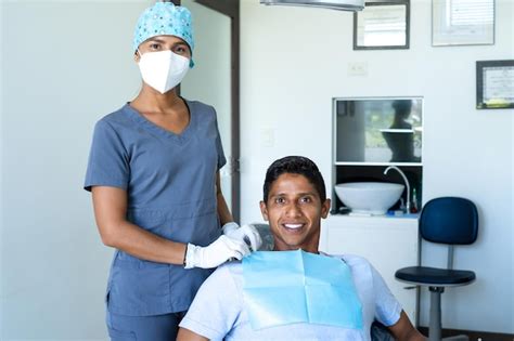 Retrato De Un Paciente Masculino Feliz Y Una Dentista Bastante Joven