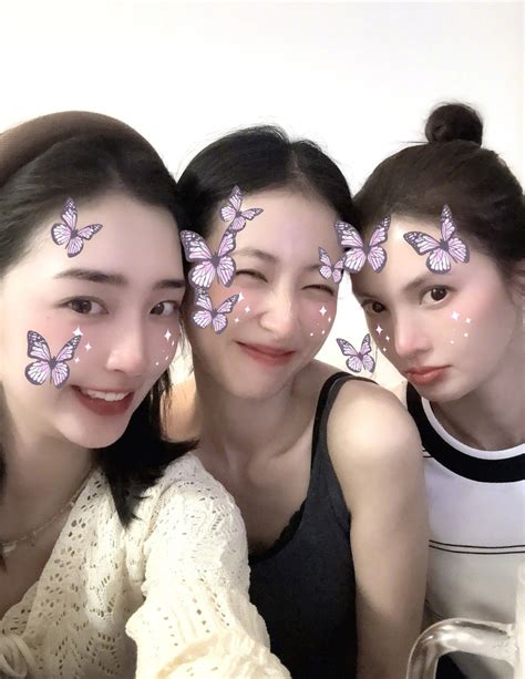 金晨晒与周雨彤邓恩熙合照 三人表情搞怪气氛温馨