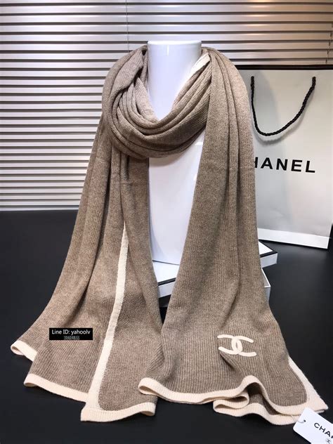 Chanel香奈兒圍巾 主打的羊絨圍巾 非常難得這個圍巾最大的感觸就是 超級的柔軟舒服真的前所未有的柔軟並且很有空氣蓬鬆感極品尼泊爾羊絨