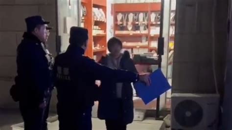 游客路边停车遭蛮横女店主恶意划车，警察调解遭其怒怼：我就不服