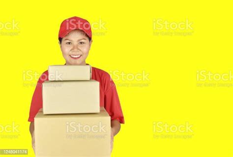 노란색 배경에 고객 서비스에 대한 소포 상자를 들고 배달 여자 고객에 대한 스톡 사진 및 기타 이미지 고객 공란 동남아시아 민족 Istock