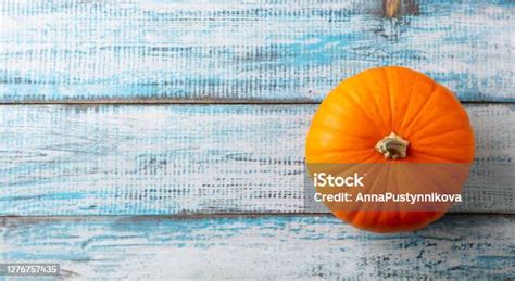 나무 테이블에 호박 파란색 배경입니다 공간을 복사합니다 맨 위 보기입니다 호박 조롱박과 식물에 대한 스톡 사진 및 기타 이미지 호박 조롱박과 식물 자연 자연 조건