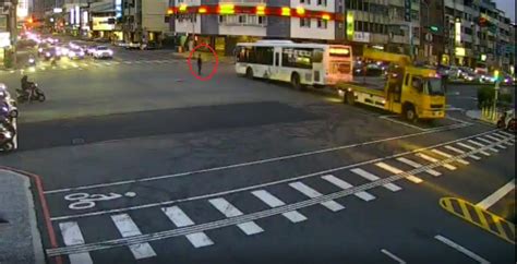 警方即時排除英才五權路口拋錨公車，疏導交通